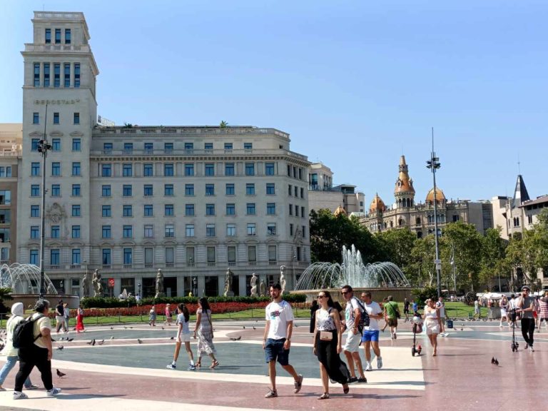 La Plaça de Catalunya : Transport, sculptures, hôtels et histoire